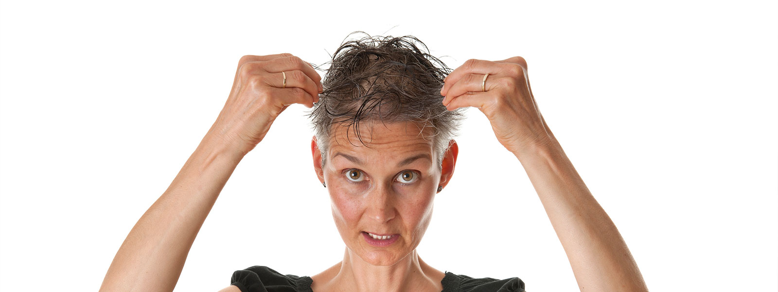 Un'infografica sul fenomeno della caduta capelli donna