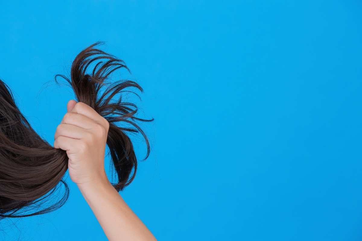 Tirare i capelli: cosa succede a chi soffre di tricotillomania